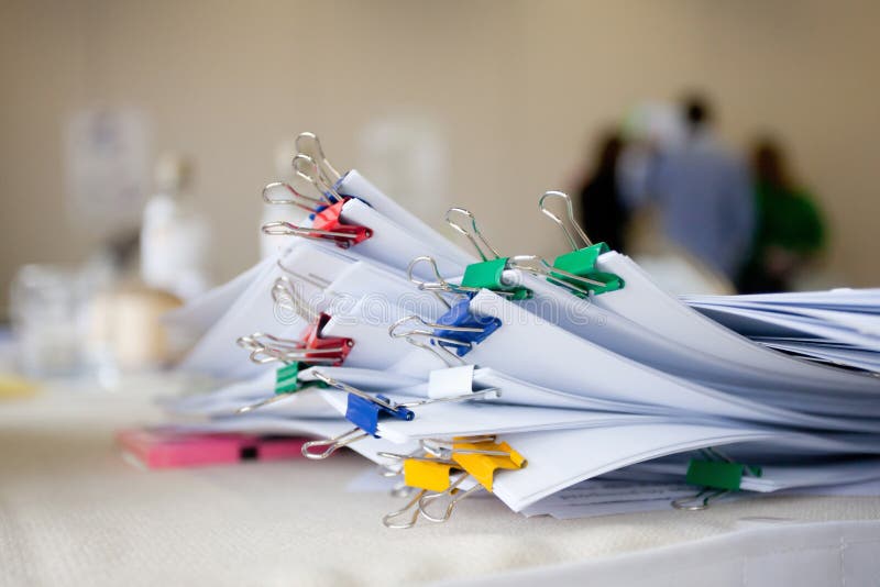 Dokumente Mit Papierklammern Stockbild - Bild von sitzung, grün: 27429927