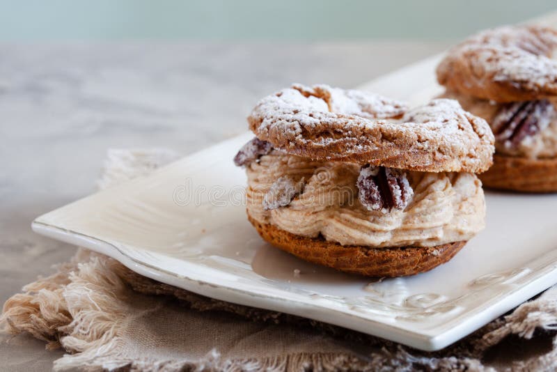 Dolce Francese Classico "paris Brest Choux" Con Crema Di Nocciole ...