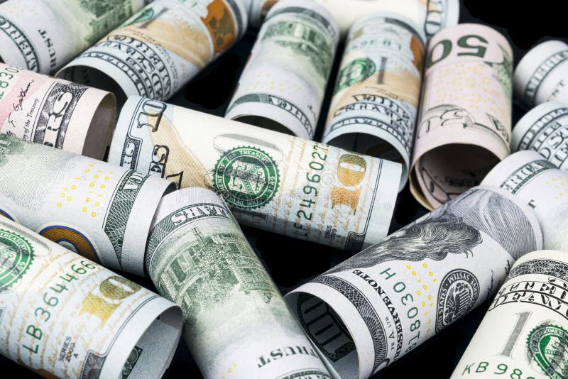 Rouleau De Billets De Banque De Cent Argents D'euros Sur Le Ba Blanc ... Rouleau De Billets De Banque De Cent Argents D'euros Sur Le Ba Blanc ...