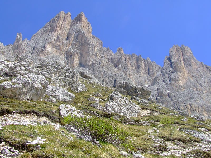 Dolomiet stock afbeelding. Image of contour, rotsen, gras - 12386769