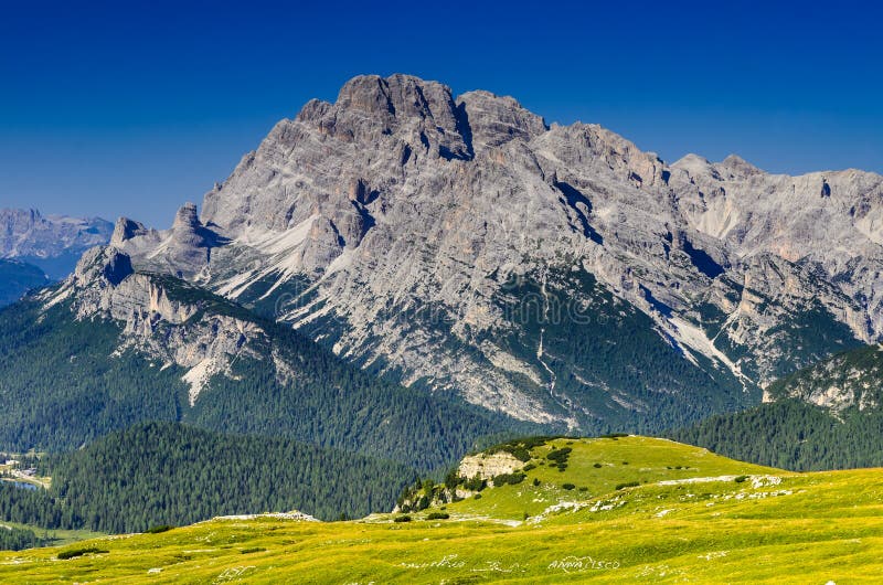 Berge Der Dolomit-Alpen-- Italien Unter Wolken Ansicht Von Airplan ...