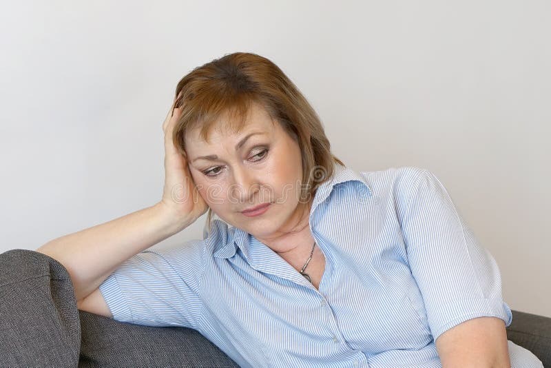 Dolor De Cabeza Mayor De La Mujer La Mujer Exprime Su Cabeza Imagen de ... Dolor De Cabeza Mayor De La Mujer La Mujer Exprime Su Cabeza Imagen de ...