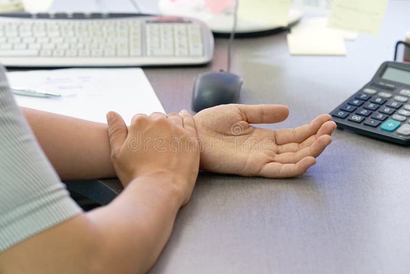 Dolor Severo En Una Mano Del ` S De La Mujer Foto de archivo - Imagen ...