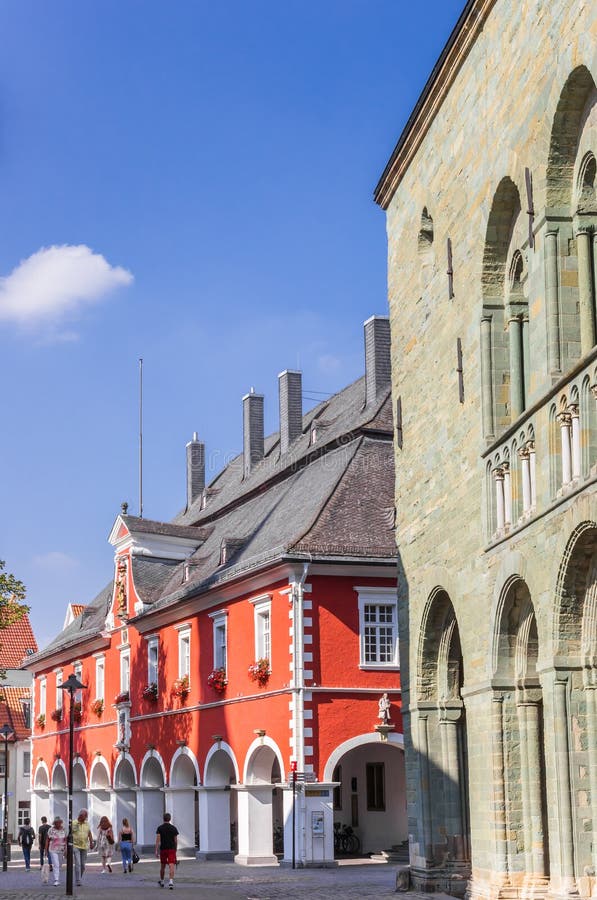 Dom Kerk En Stadhuis Op Het Centrale Vierkant Van Soest Redactionele ...