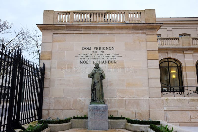 Dom Pérignon Standbeeld Bij Moët & Chandon in Épernay, Frankrijk ...