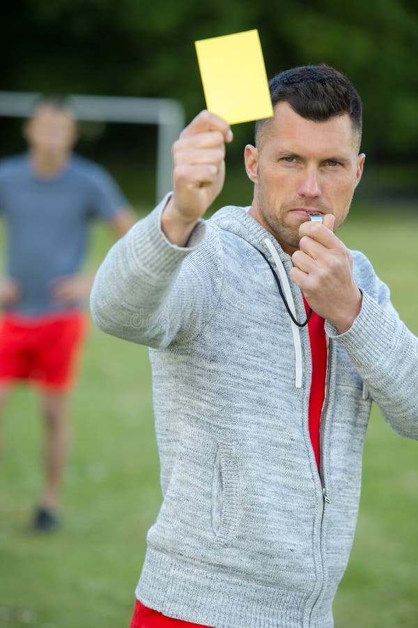 Domare med gult kort arkivfoto. Bild av kort, visa, domare - 174514186
