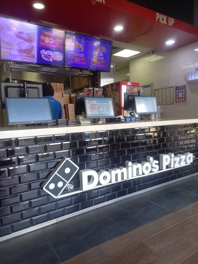 Dominos pizza store editorial image. Image of cashier - 265940400