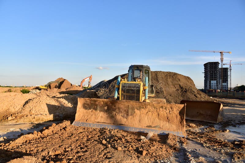 Dompelaar En Graafmachine Bij Grondverschuiving Op Bouwplaats ... Dompelaar En Graafmachine Bij Grondverschuiving Op Bouwplaats ...