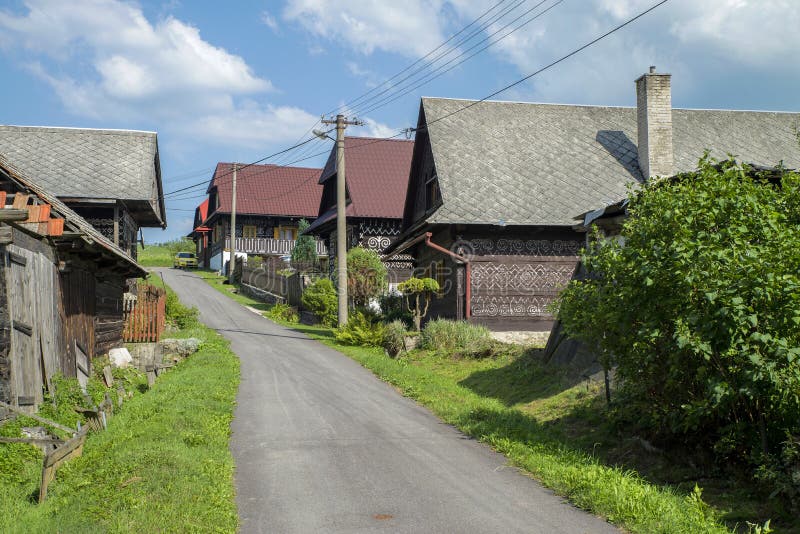 Domy W Wiosce Cicmany, Sistani - Obraz Stock - Obraz złożonej z ...
