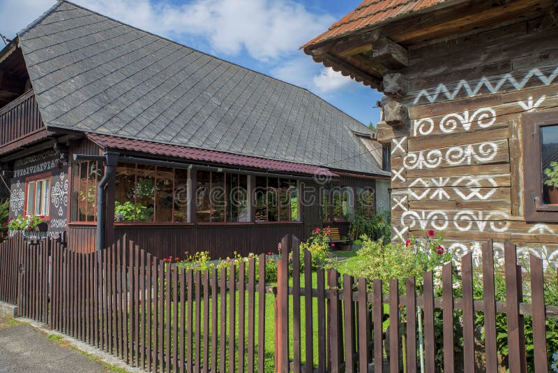 Domy W Wiosce Cicmany, Sistani - Obraz Stock - Obraz złożonej z sistani ...