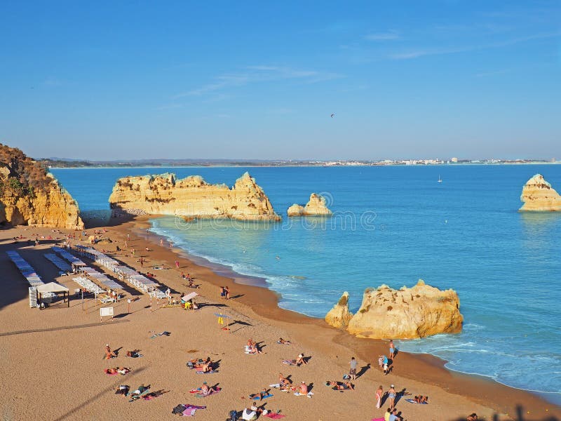 Den Dona Ana Stranden I Lagos, Algarve Redaktionell Fotografering för ...