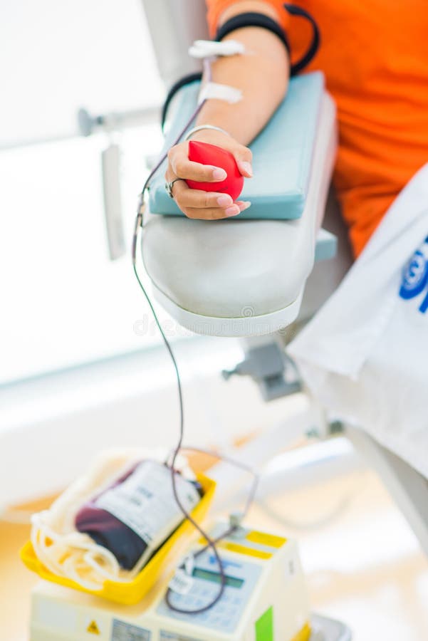 Braccio Di Un Uomo All'ospedale Quando Donano Sangue Con L'ago Immagine ...