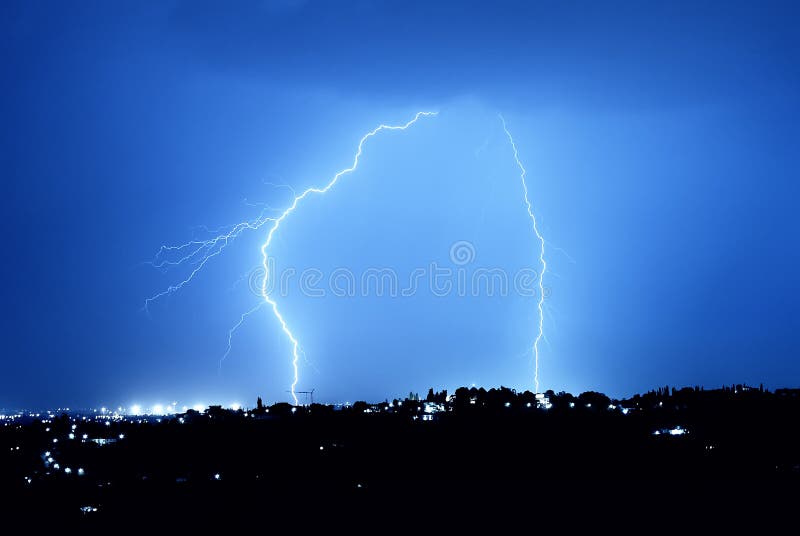 Donder stock afbeelding. Image of geïsoleerd, elementen - 11844319