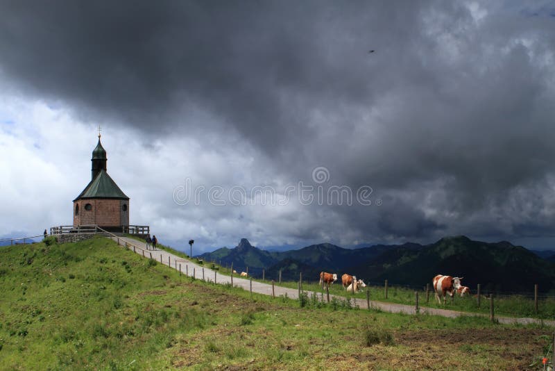 Donder strom in de Alpen stock afbeelding. Image of sereen - 25785943