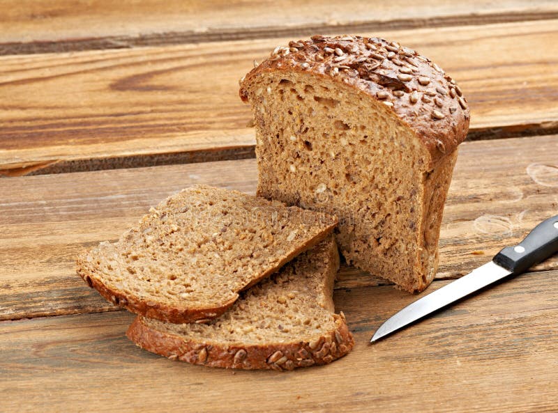 Donker brood stock foto. Image of korst, organisch, graangewas - 26228372