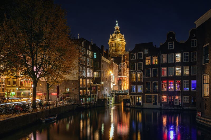 Donkere avond in Amsterdam stock afbeelding. Image of holland - 61655435
