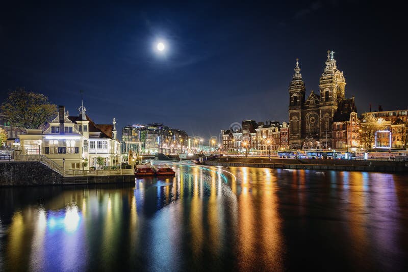 Donkere avond in Amsterdam stock afbeelding. Image of holland - 61655435