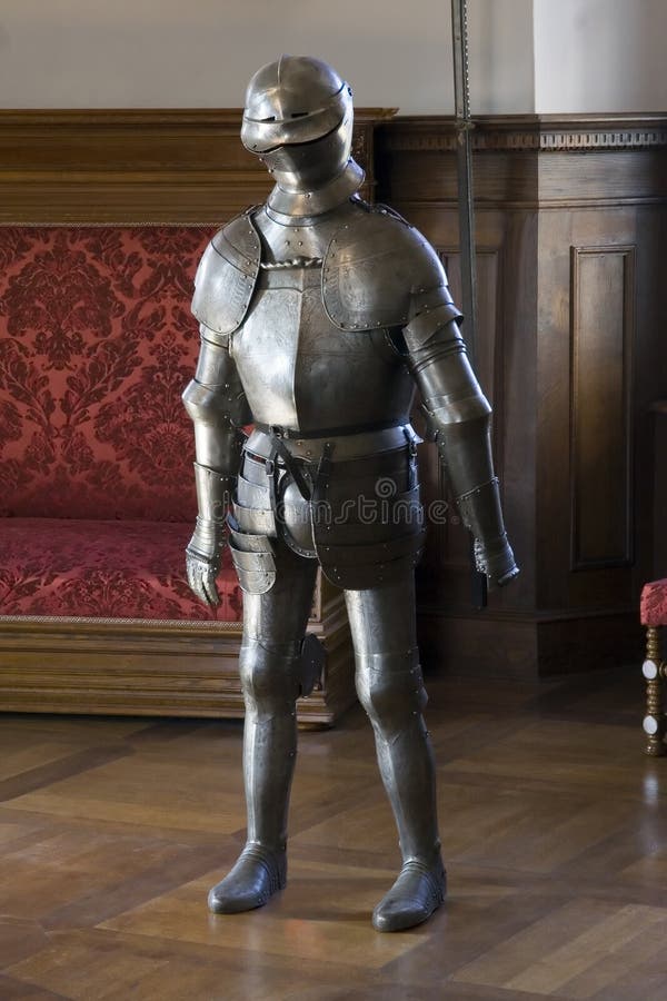 Grote Ridder Die Zijn Zwaard En Helm Houdt Stock Afbeelding - Image of ...