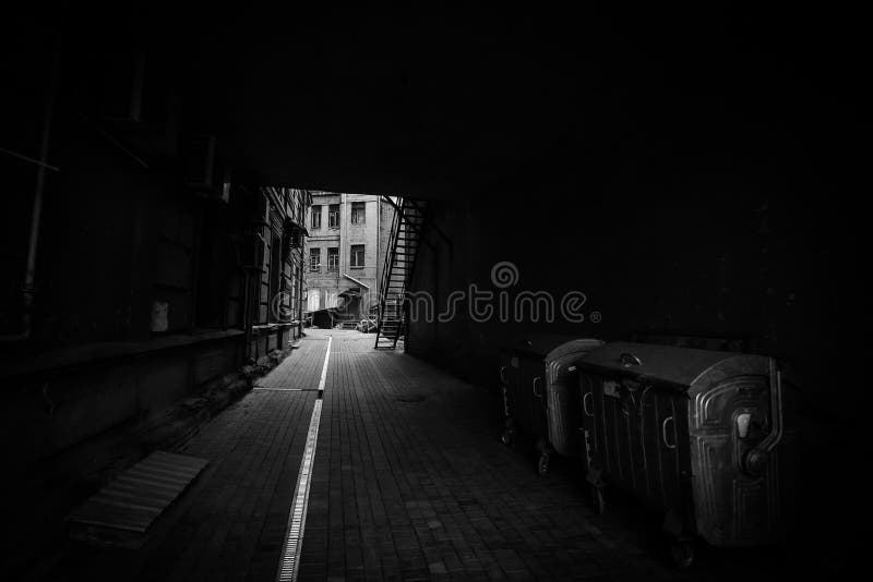 Donkere Straat in Moderne Stad Stock Afbeelding - Image of gebouwen ...