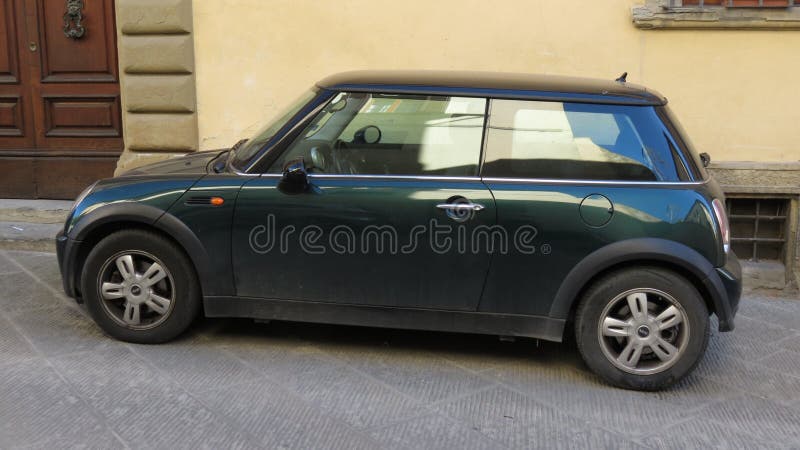 Donkergroene Mini Cooper-auto Met Zwart Dak Redactionele Foto - Image ...
