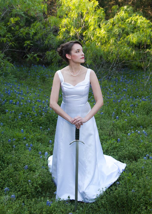 Donna in Abito Bianco Con La Spada Immagine Stock - Immagine di fiori ...