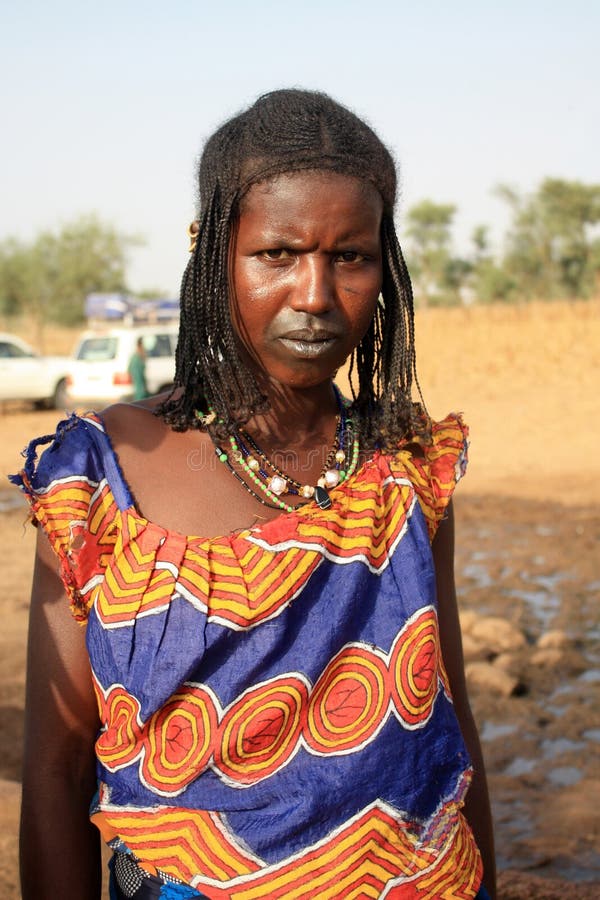 Donna Africana Con La Benna Sulla Testa Fotografia Stock Editoriale ...