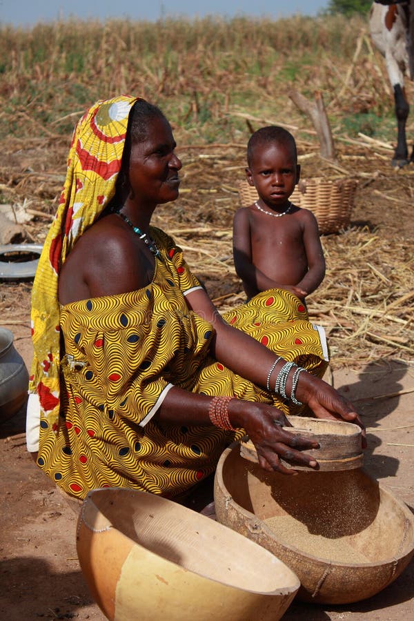 Donna Africana Con Un Bambino Immagine Editoriale - Immagine di ...