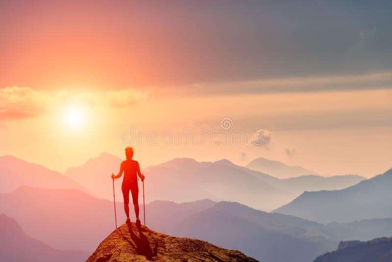 Donna Alla Cima Di Una Montagna Fotografia Stock - Immagine di ...