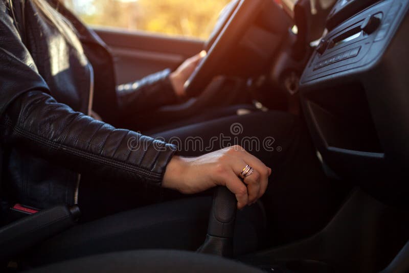 Donna Alla Guida Conducente Che Tiene La Mano Sulla Trasmissione E Sul ... Donna Alla Guida Conducente Che Tiene La Mano Sulla Trasmissione E Sul ...