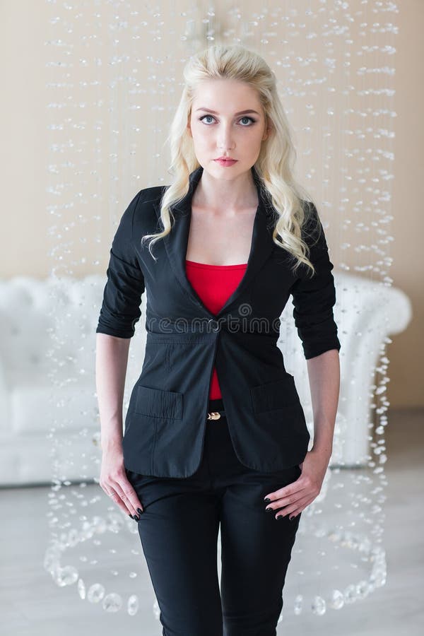 Donna Alla Moda Che Indossa Vestito Nero Fotografia Stock - Immagine di ...