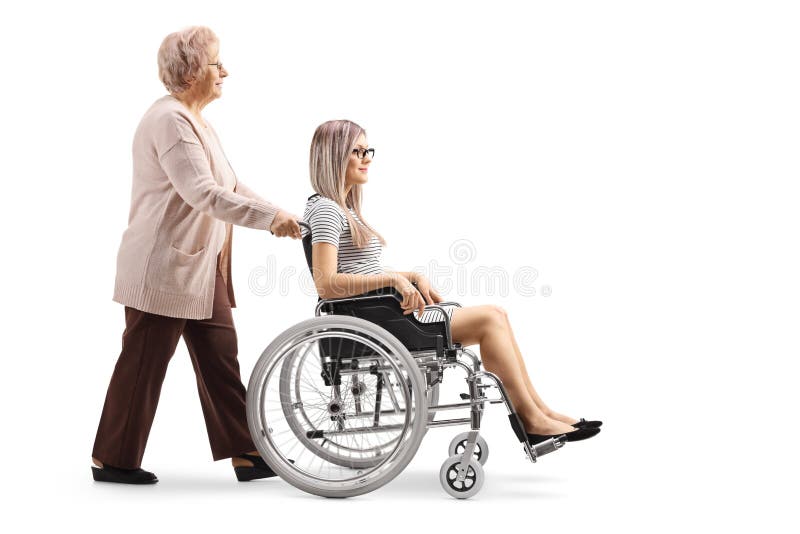 Donna Anziana Che Spinge Una Giovane Donna in Una Sedia a Rotelle ... Donna Anziana Che Spinge Una Giovane Donna in Una Sedia a Rotelle ...