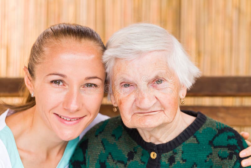 Donna Anziana Con Il Badante Immagine Stock - Immagine di utile ...