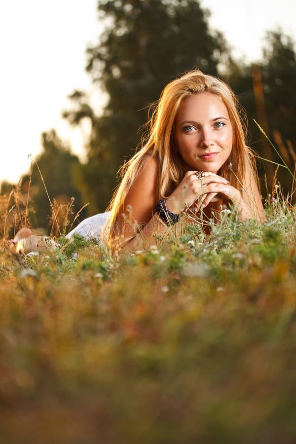 Donna bella immagine stock. Immagine di cute, femmina - 25933235