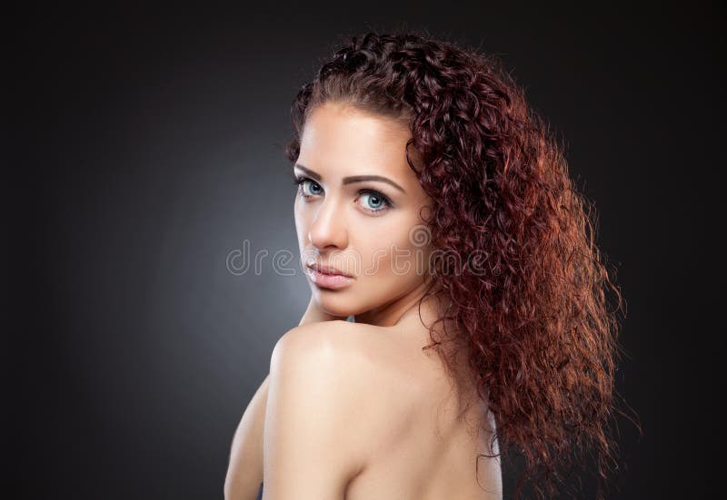 Donna Bella Con Capelli Ricci Rossi Immagine Stock - Immagine di ...