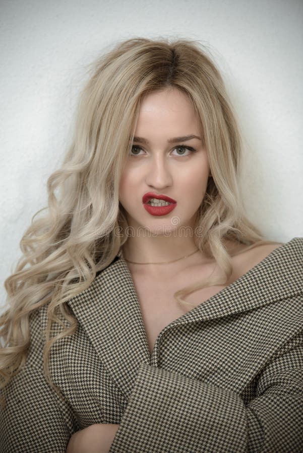 Donna Bionda Che Fa Le Espressioni Del Fronte Fotografia Stock ...