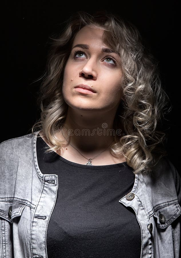 Donna Bionda Che Osserva in Su Fotografia Stock - Immagine di riccio ...