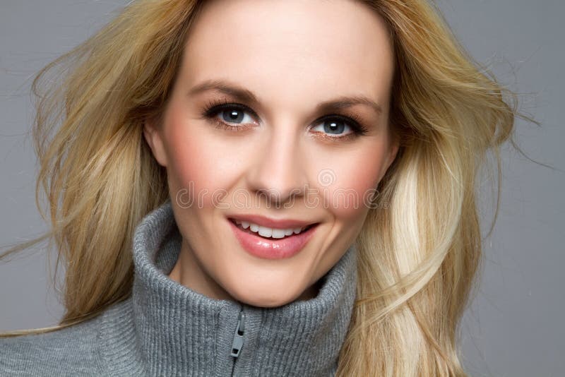 Donna bionda sorridente fotografia stock. Immagine di caduta - 15758236