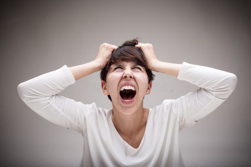 Donna Infuriata Nella Posa Aggressiva Immagine Stock - Immagine di ...