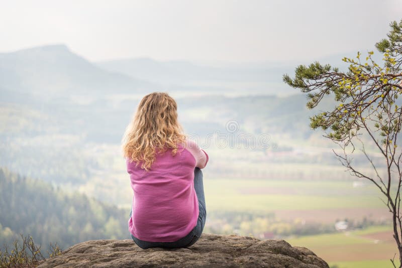 Donna Che Contempla Su Una Roccia Fotografia Stock - Immagine di ...