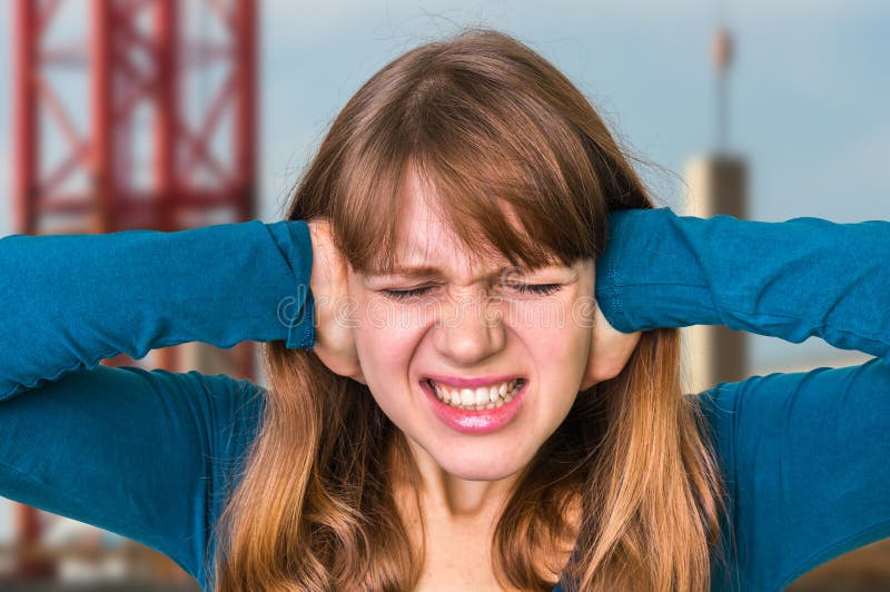 Donna Che Copre Le Sue Orecchie Per Proteggere Da Rumore Forte ...