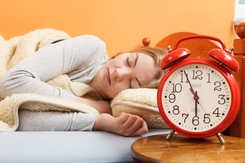 Donna Che Dorme a Letto Con La Sveglia Dell'insieme Immagine Stock ... Donna Che Dorme a Letto Con La Sveglia Dell'insieme Immagine Stock ...