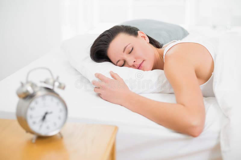 Donna Che Dorme a Letto Con La Sveglia Sul Comodino Immagine Stock ... Donna Che Dorme a Letto Con La Sveglia Sul Comodino Immagine Stock ...