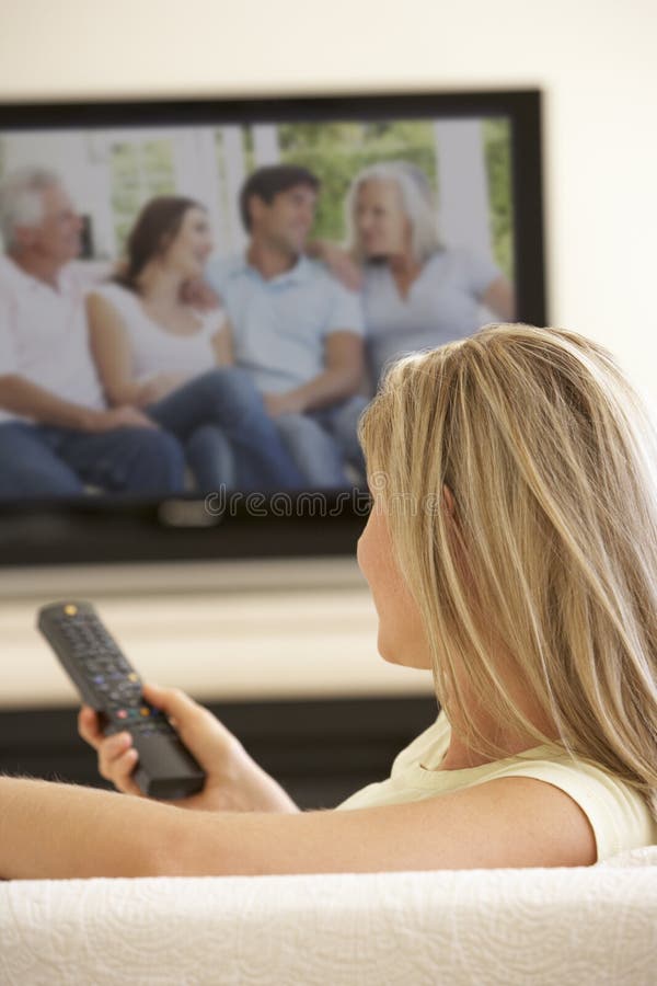 Donna Che Guarda La TV a Schermo Largo a Casa Immagine Stock - Immagine ...