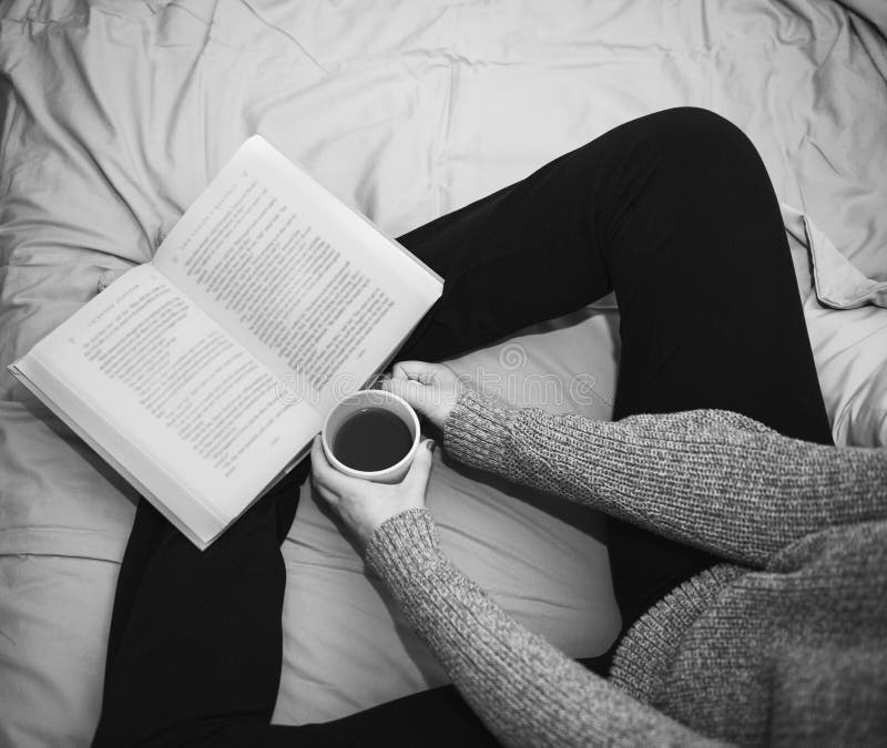 Donna Che Legge Un Libro E Che Beve Caffè a Letto Fotografia Stock ...