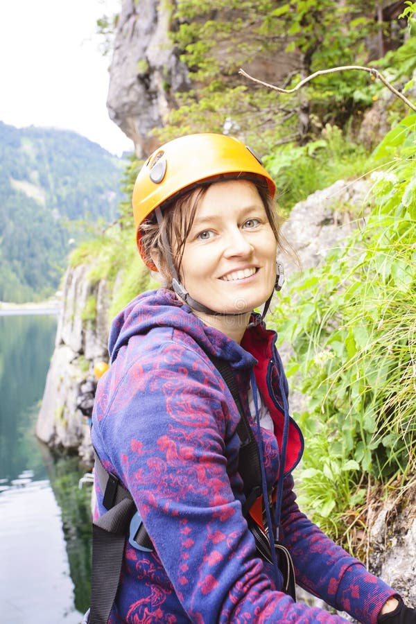 Donna Che Scala Via Il Ferrata Immagine Stock - Immagine di giovane ...