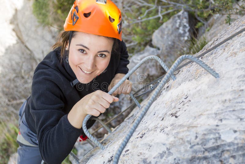 Donna Che Scala a Via Il Ferrata Immagine Stock - Immagine di ...