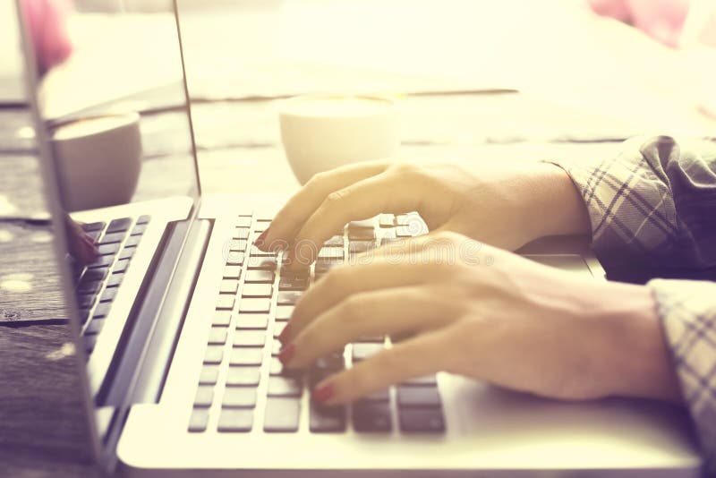 Donna Che Scrive Su Un Computer Portatile Alla Tavola Di Legno All ...