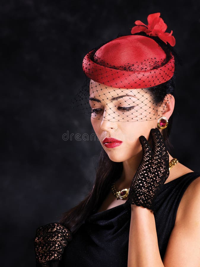 Donna Con Il Cappello Rosso Ed I Guanti Neri Immagine Stock - Immagine ...