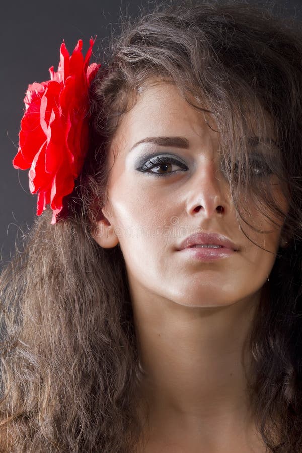 Donna Con Il Fiore in Capelli Fotografia Stock - Immagine di glamour ...