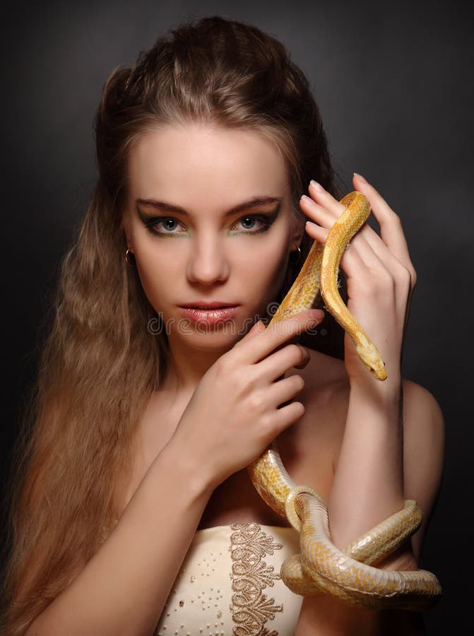 Donna con il serpente fotografia stock. Immagine di bellezza - 29572862